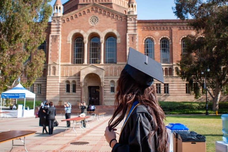 How to Help Your College Student With a Job Search: 7 Tips From Experts