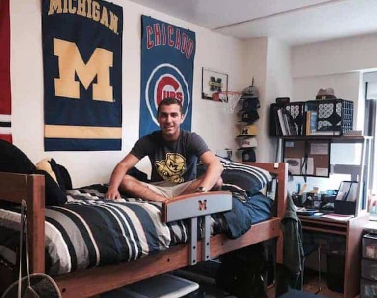 How to Decorate and Furnish a Guy's Dorm Room: 30 Easy Ideas (2025)