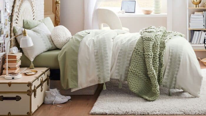 Dorm Decor: 26 Ideas to Create a Super-Cute Dorm Room (2025)